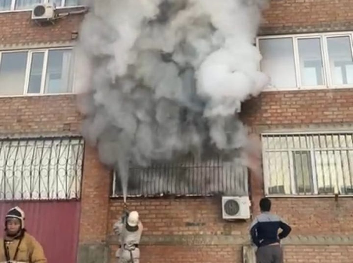 15 человек эвакуировали из за сильного пожара в многоэтажке Усть