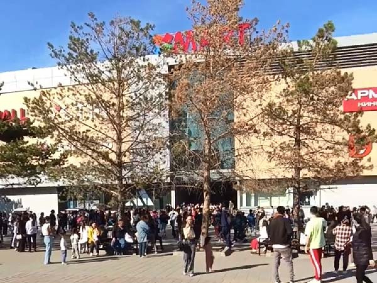 Из-за сообщения о бомбе эвакуировали посетителей ТРЦ в Костанае ...